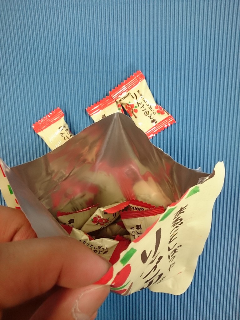 カンロの「まるごとしぼったりんごのど飴」外装袋を、業務用足踏みシーラーFRL-350MULでシール。 | 足踏み式シーラー専門店ブログ｜三邦の業務シーラーPlus