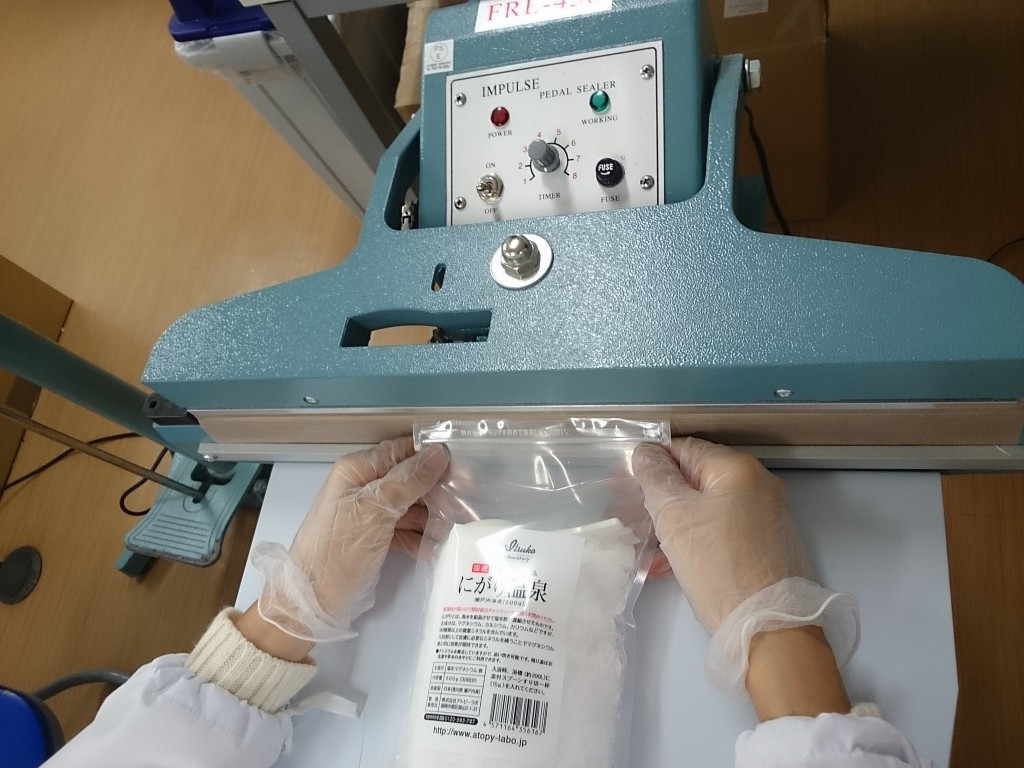 保湿剤の株式会社アトピーラボ様 | FRL-450MULユーザー様訪問記 | 足踏み式シーラー専門店ブログ｜三邦の業務シーラーPlus